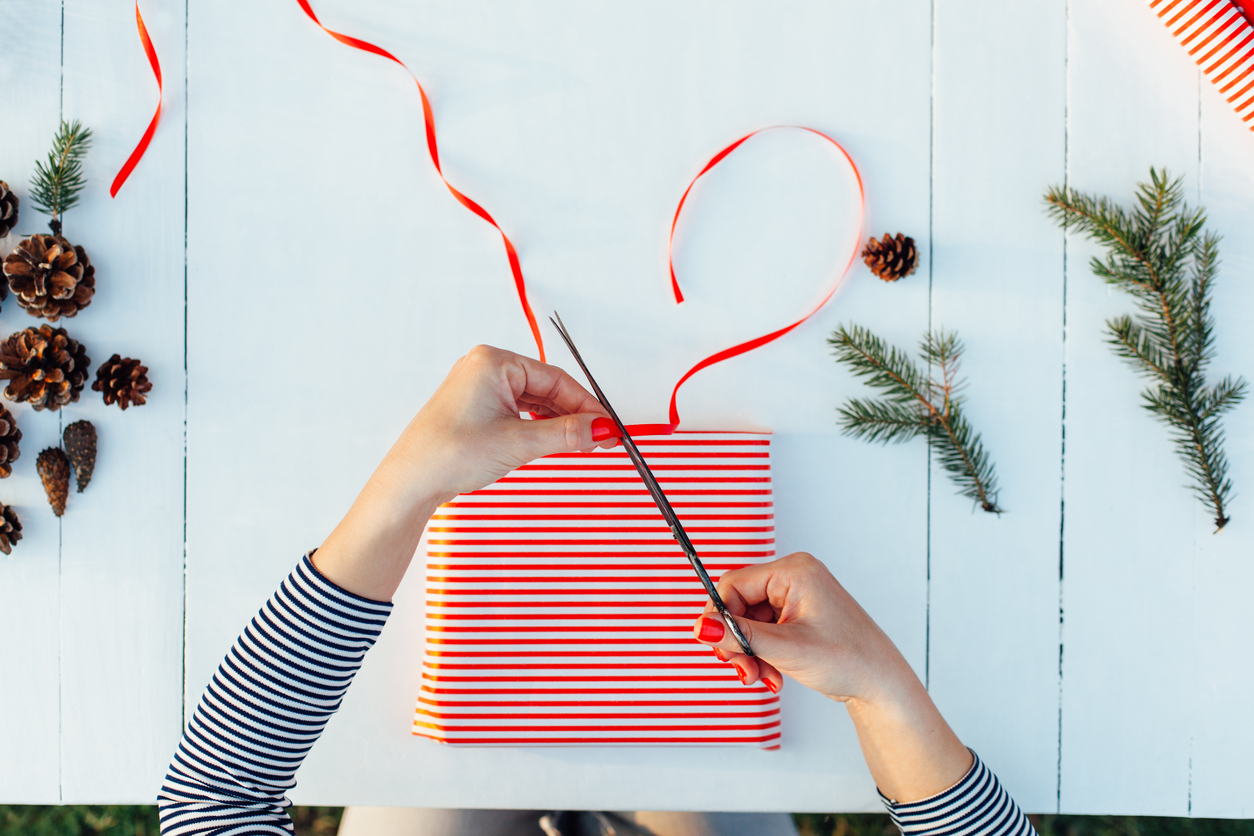 DIY - Comment bien emballer ses cadeaux de Noël étape par étape